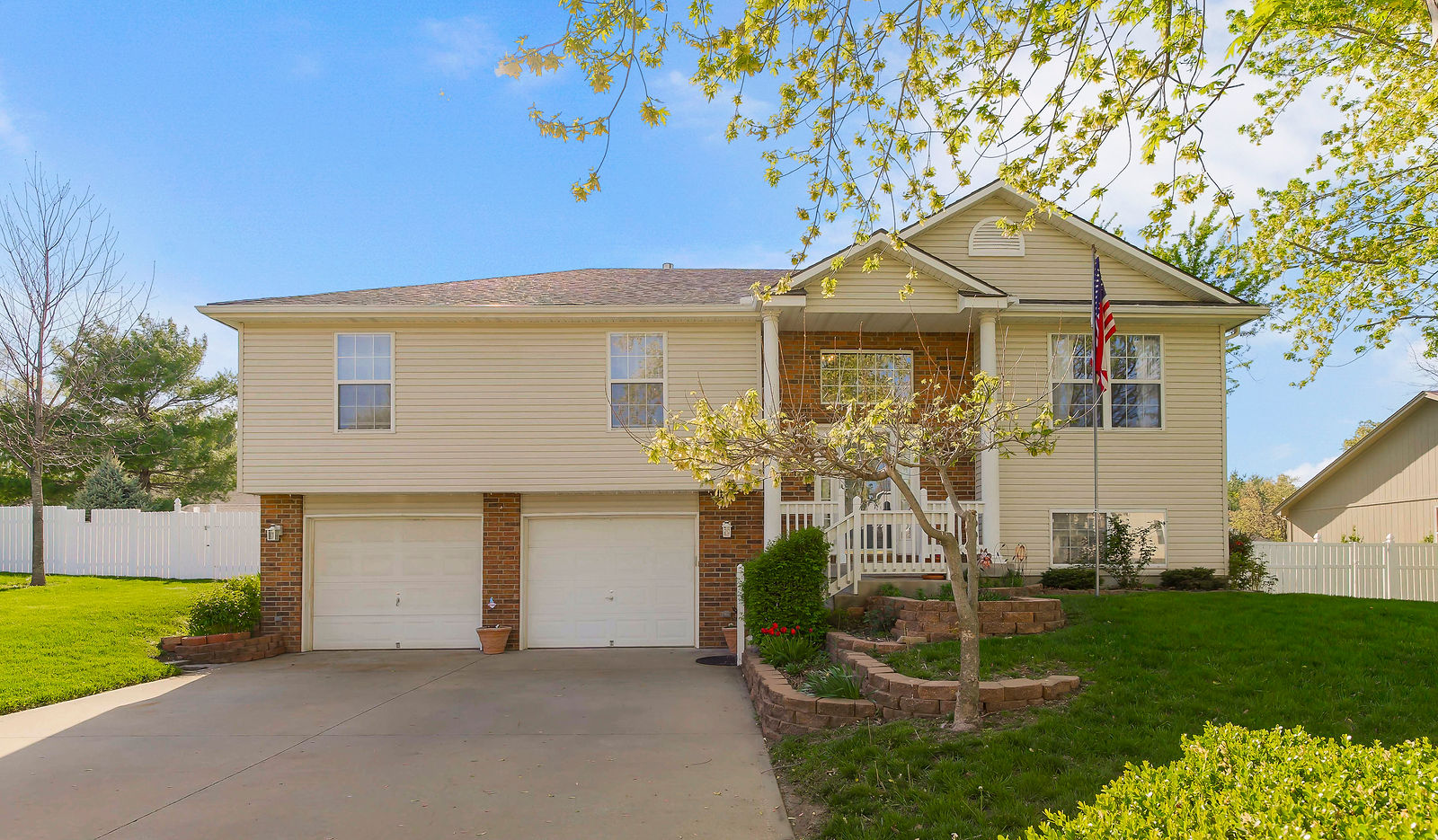 802 Tall Chief St Listed by Joe Larsen 288p by ThePerfectSpotForYou, LLC