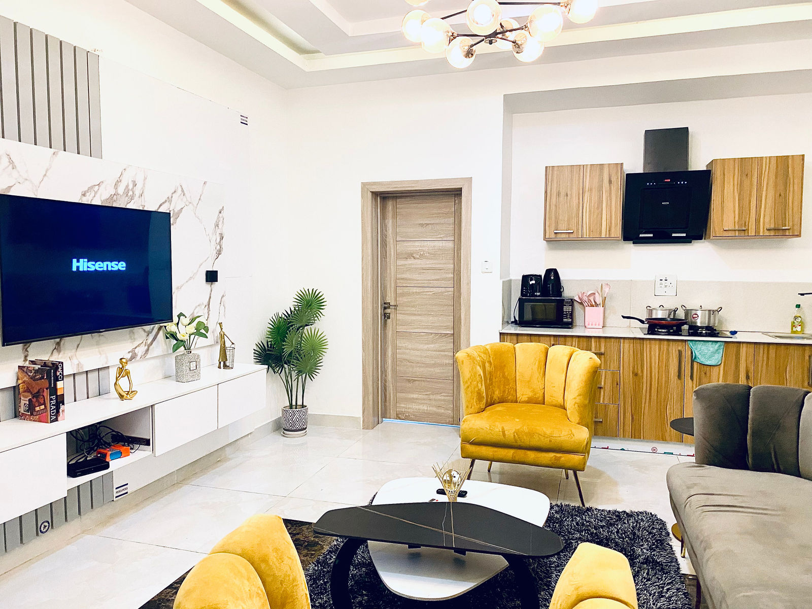 GAVIN'S 1 BEDROOM SHORT LET APARTMENT by Shortlethomes