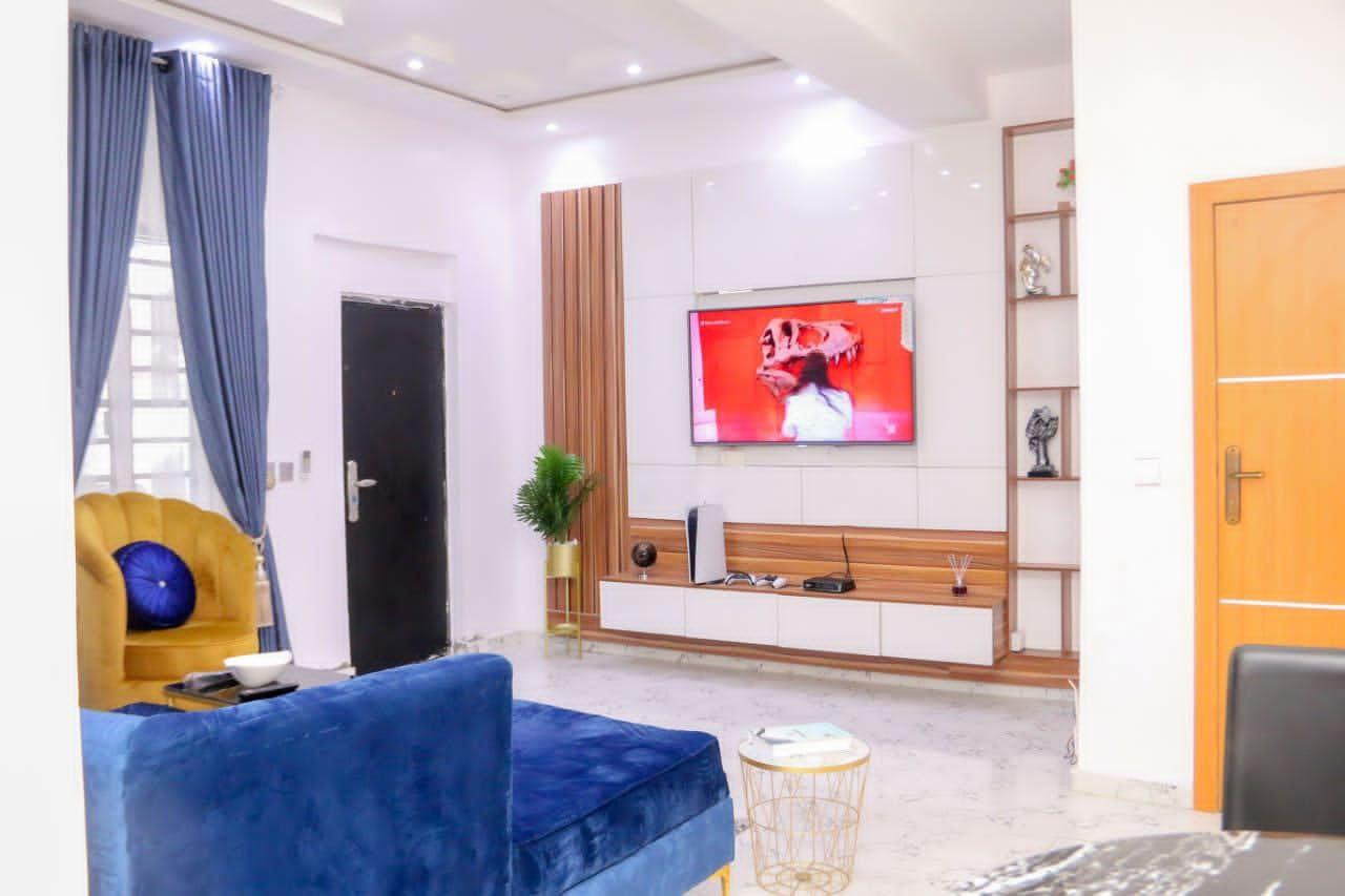 BEATOS' SHORT LET APARTMENT IN IKATE, LEKKI by Shortlethomes