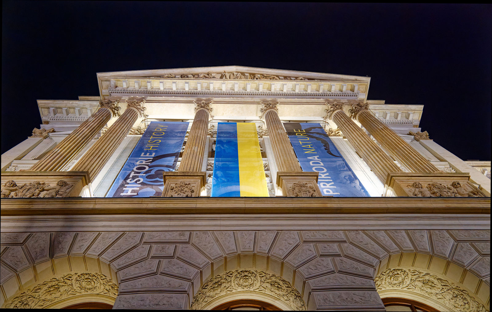 Heads in museum by PCHe