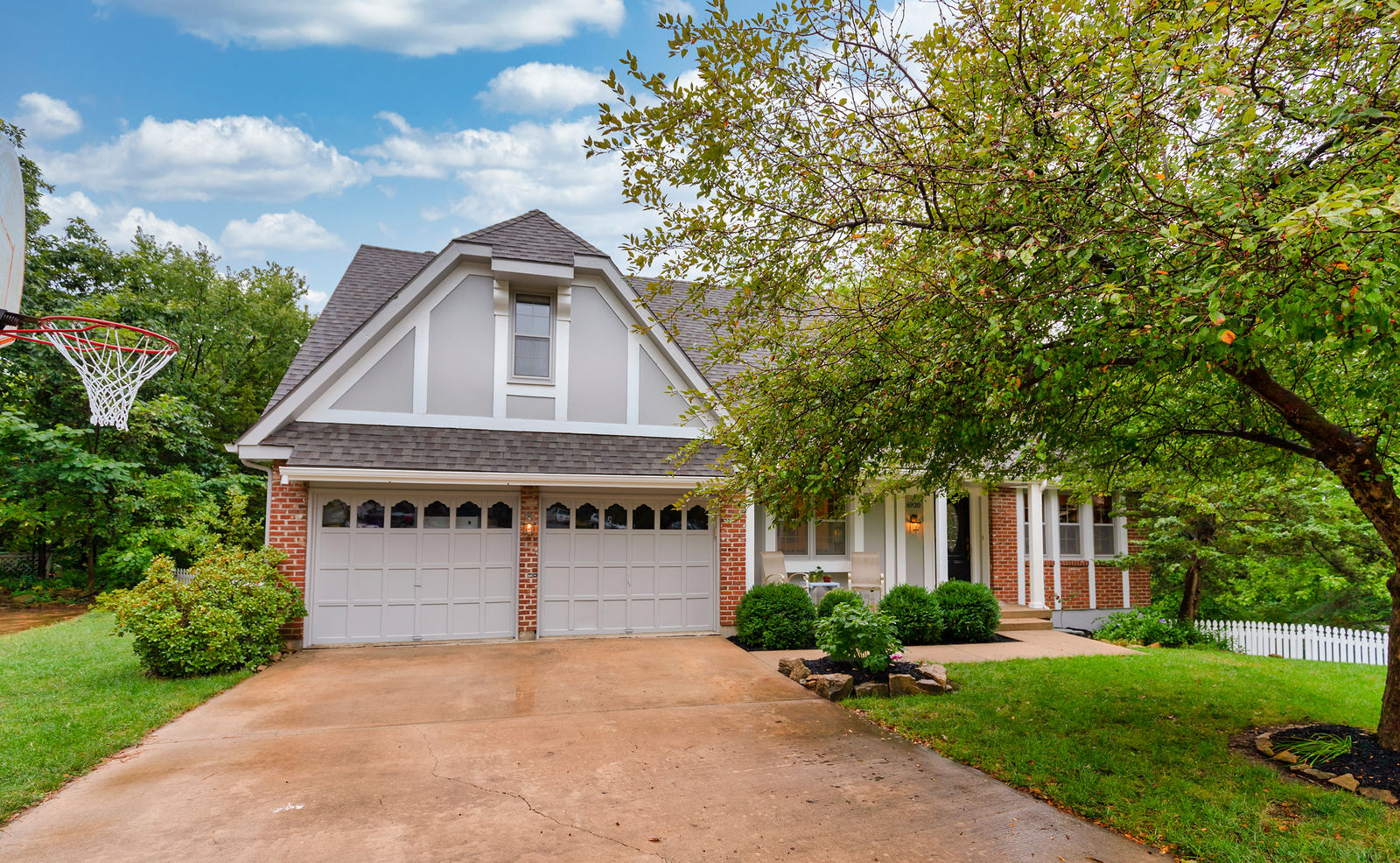 6920 Hallet Dr Listed by Dan Darrel 248p by ThePerfectSpotForYou, LLC