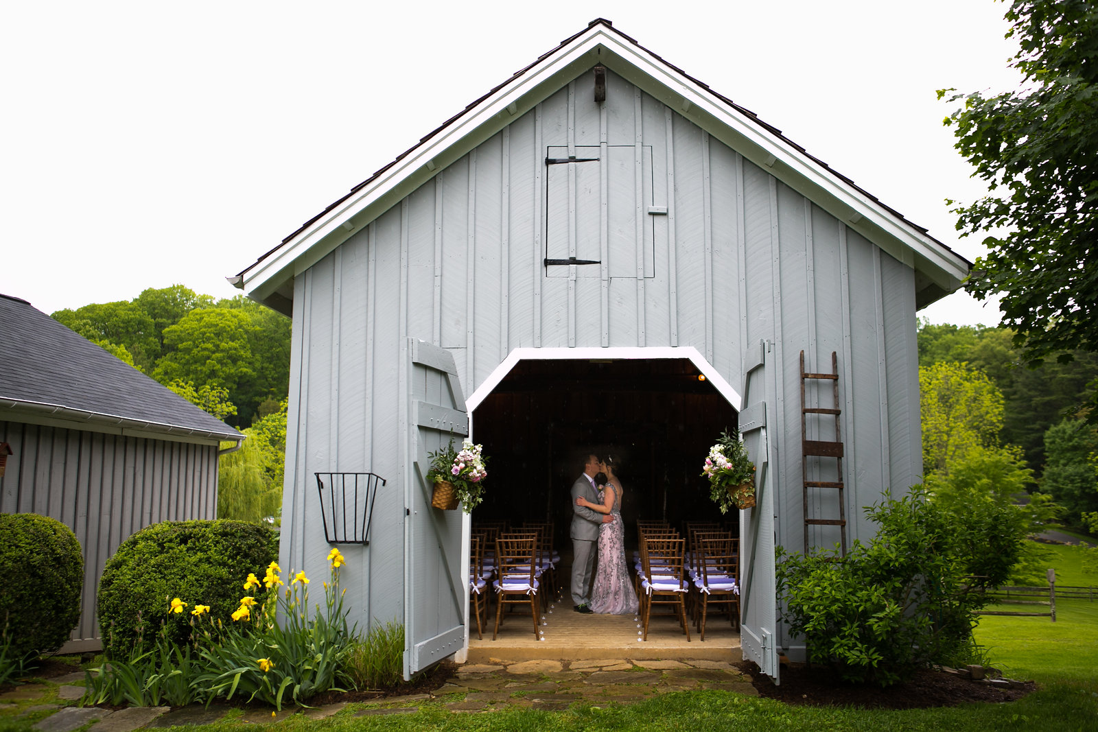Marna & Aaron : Backyard Barn Wedding by Maria Linz Photography