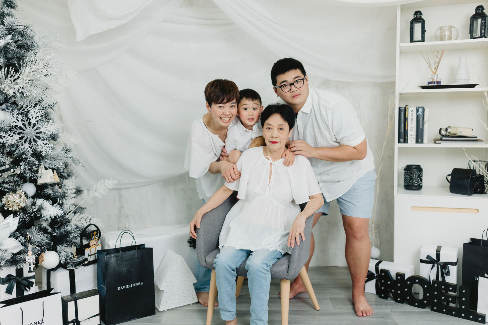 Studio - Christmas 2023 - Yenny Family by Deppicto