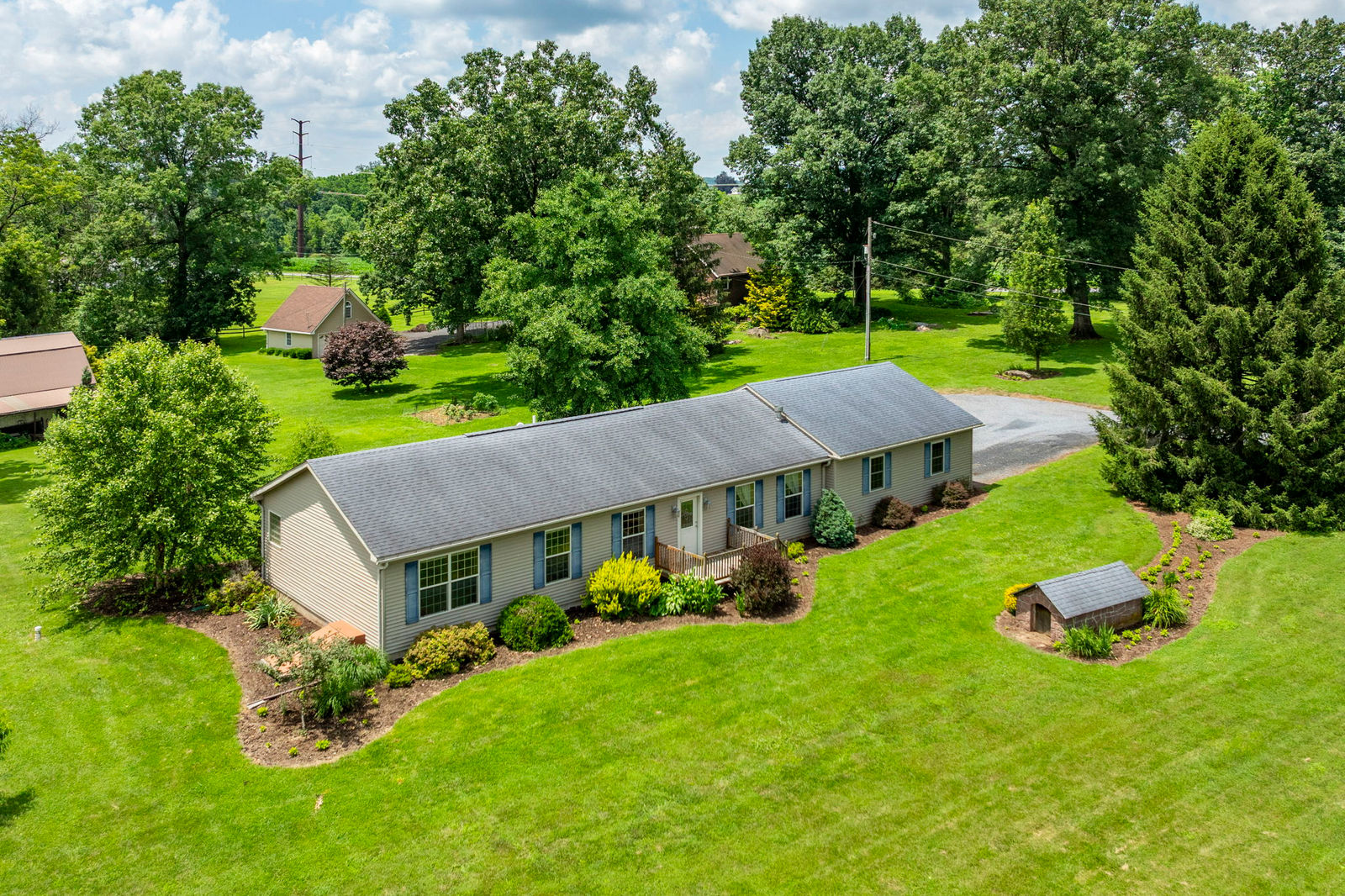 1126 Dogwood Drive, Reinholds by Kline, Kreider & Good Auctioneers