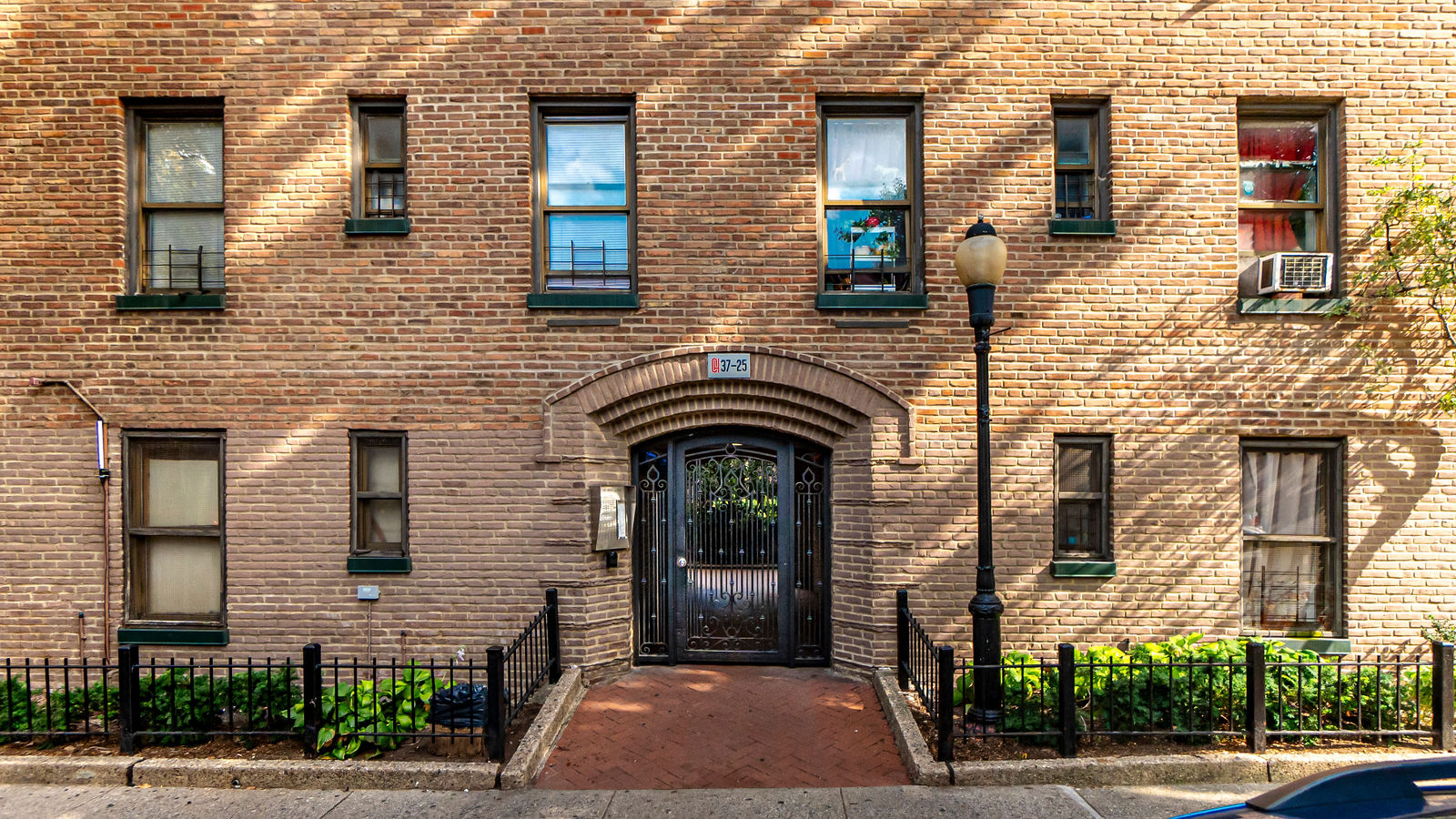 Cosmopolitan Houses by Aranka Media